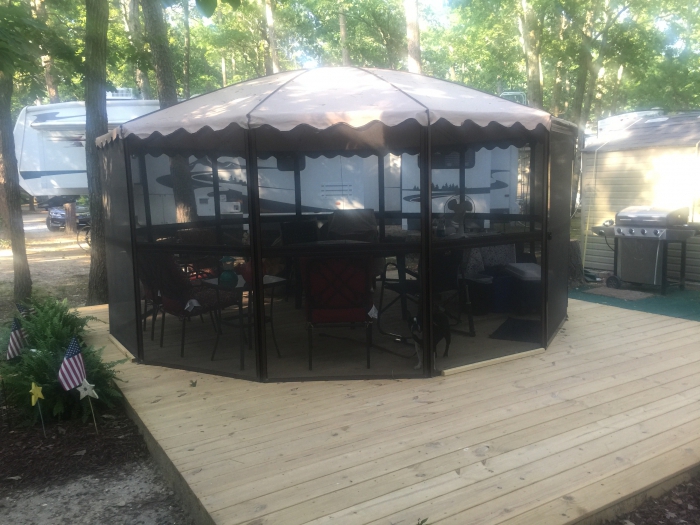 Casita Round Screenhouse - 14' 9" Freestanding - Chestnut / Almond Color