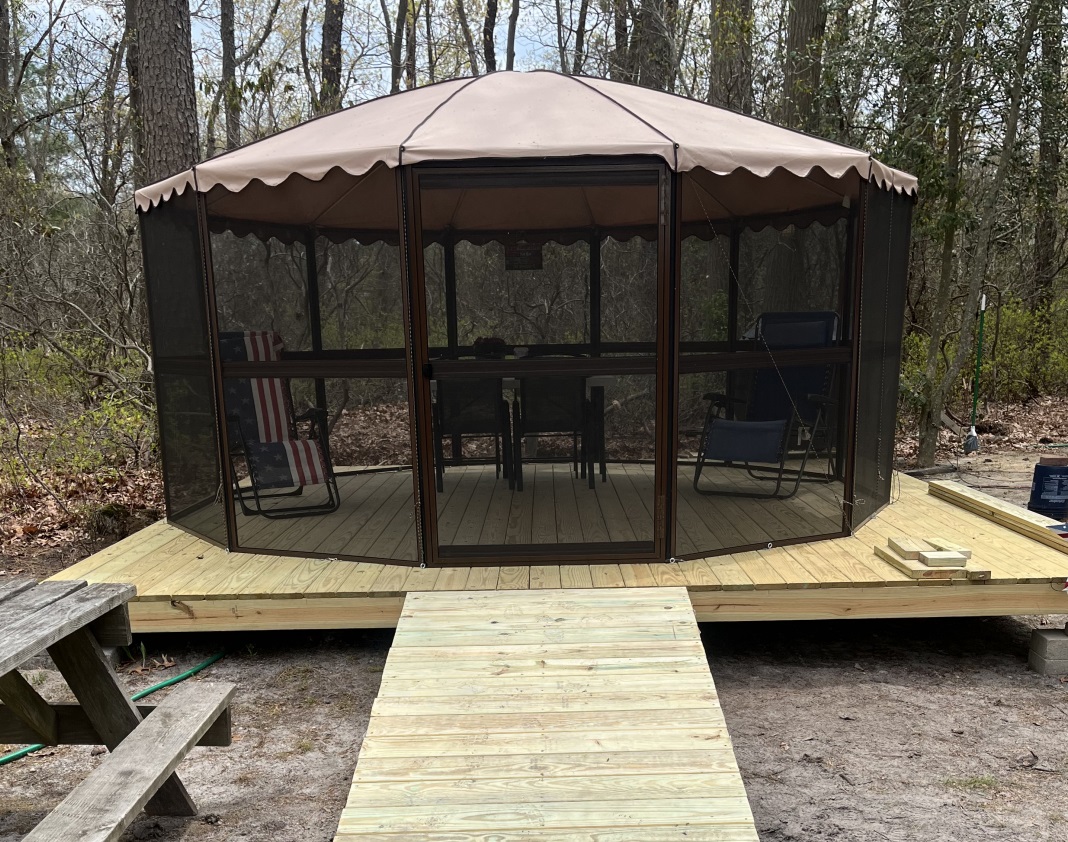 Casita Round Screenhouse - 14' 9" Freestanding - Chestnut / Almond Color